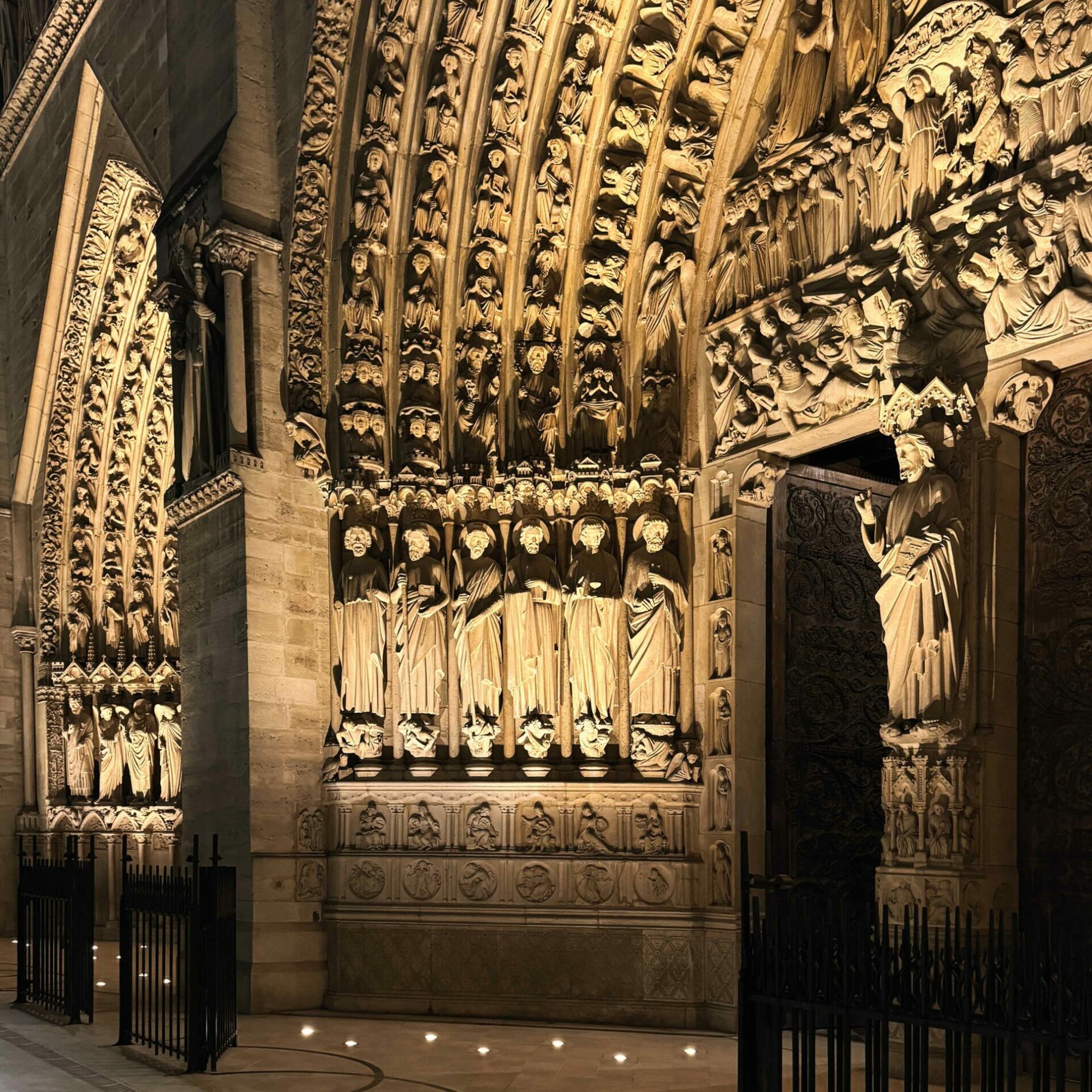 Notre-Dame de Paris – Lighting of the small forecourt | LEC